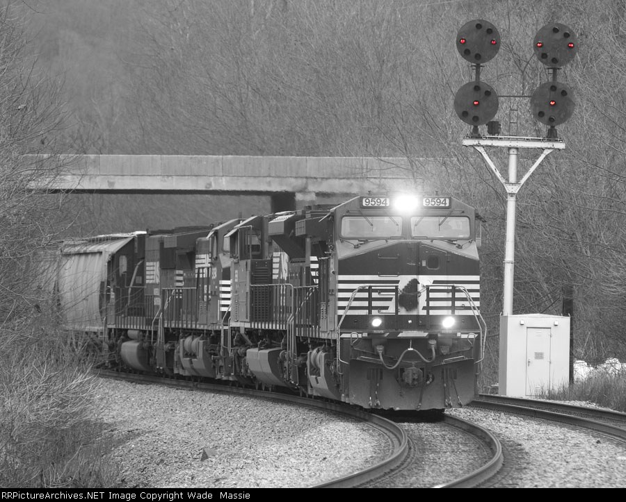 NS 9594 on 17M passing the N&W signals